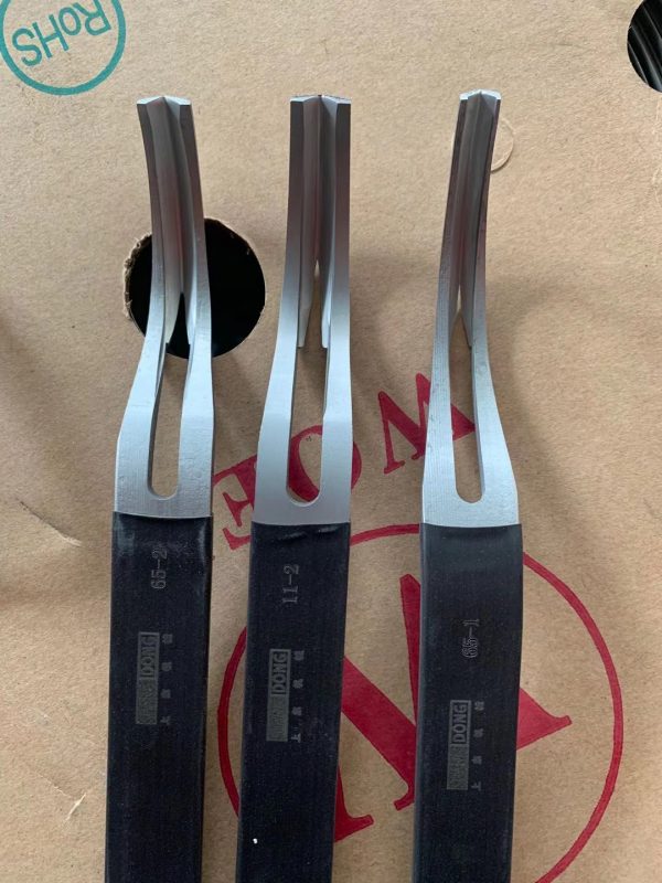 Rubber tire hand knife for removing rubber deburring